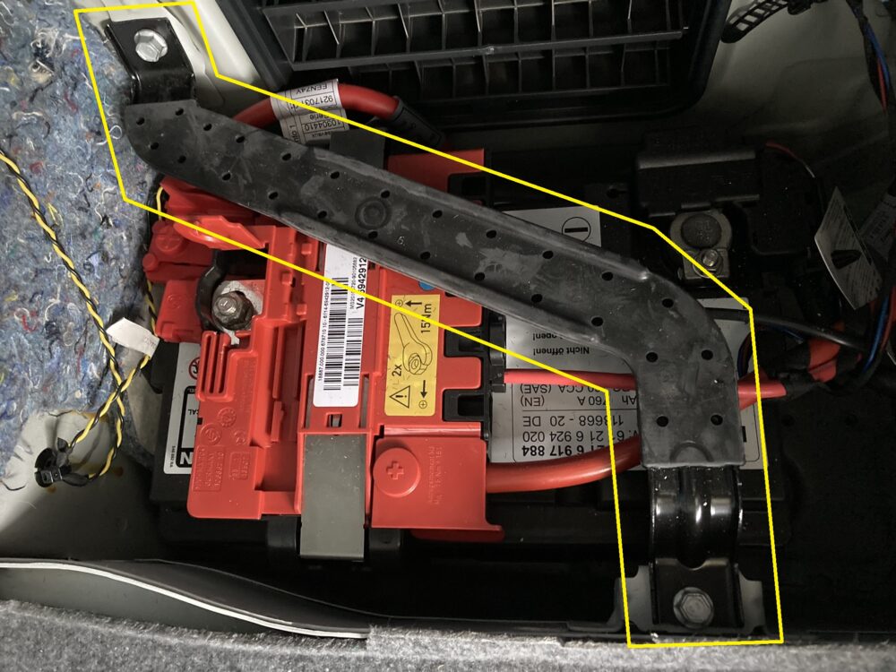 【BMW3シリーズ(E90)のバッテリー交換まとめ！】費用やおすすめ、交換方法やリセット手順
