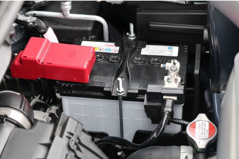 【タント(L375S/L385S)のバッテリー交換まとめ！】費用やおすすめ、交換方法やリセット手順