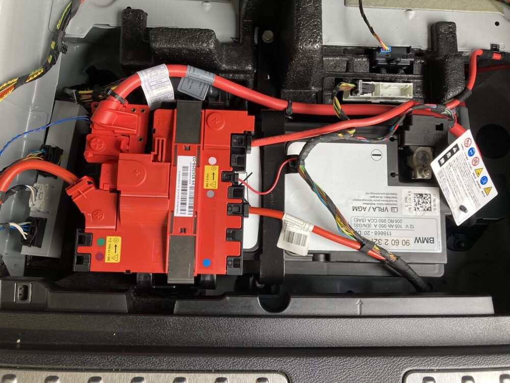 【BMW・X3(F25)のバッテリー交換まとめ！】費用やおすすめ、交換方法やリセット手順を解説