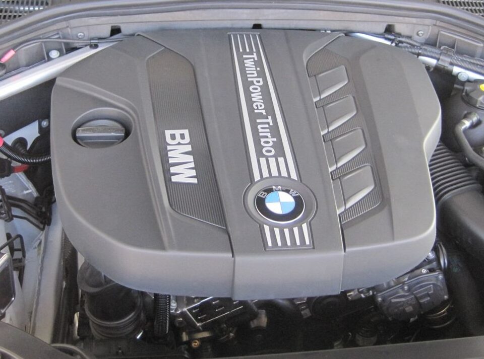 【BMW・X3(F25)のバッテリー交換まとめ！】費用やおすすめ、交換方法やリセット手順を解説